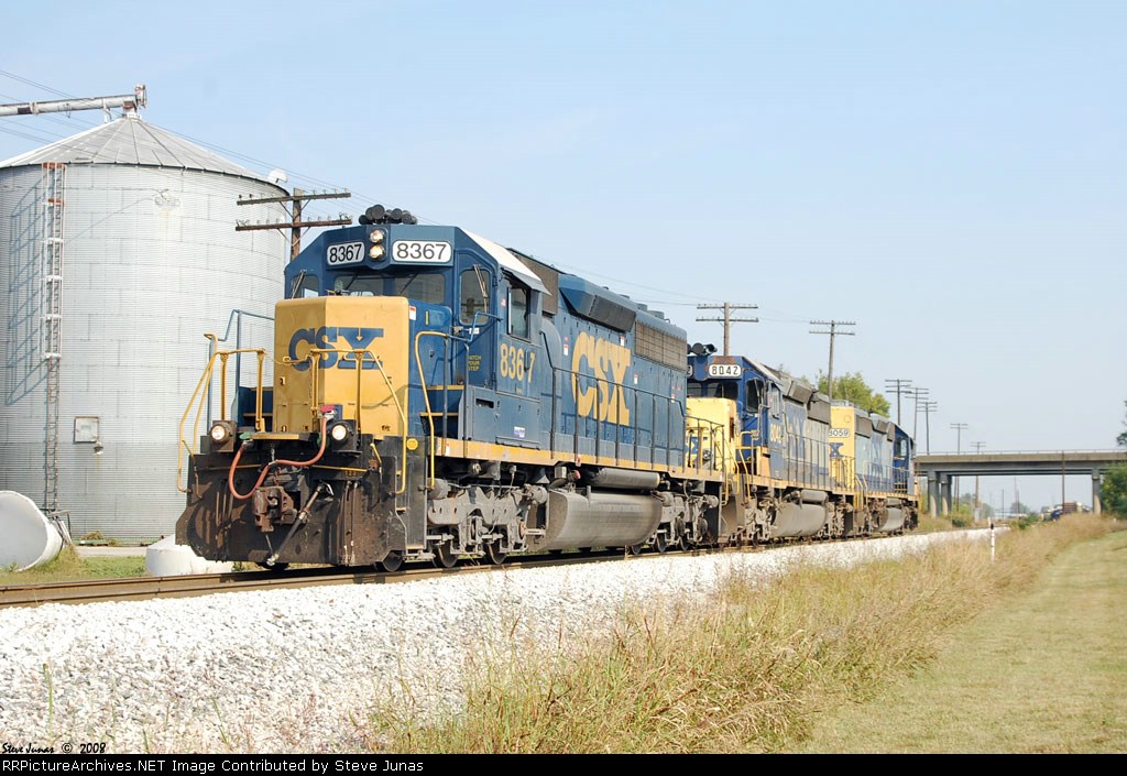 Q525 CSX 8367,8042,8059 works the Memphis junction yard.
